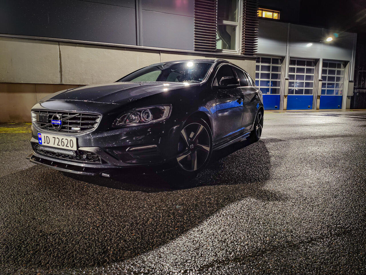 Volvo V60 D4 R-design AWD (2015) - Garaget